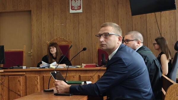 Robert Bąkiewicz znowu w sądzie: "nie ustąpię ani kroku". Jest prośba